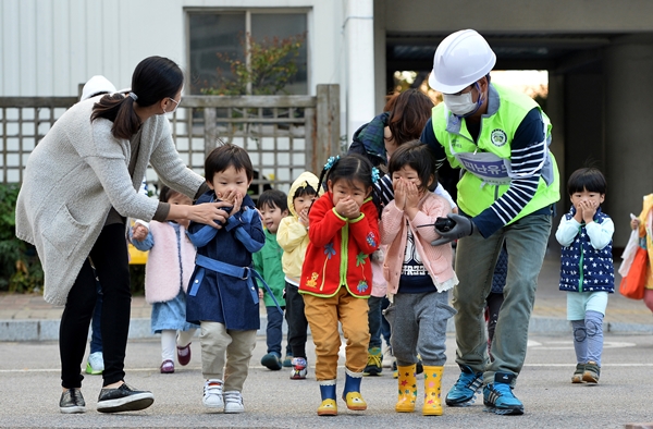 화재 대피할 땐 코·입 막고 침착하게...