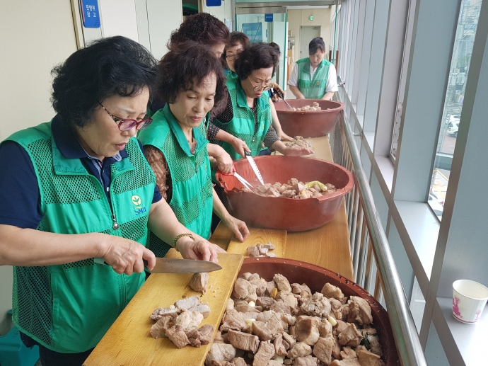 수원시새마을부녀회, 화서1동 홀몸노인들에게 줄 반찬만들기 행사 실시