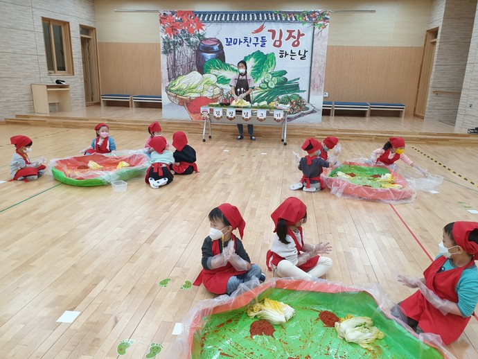 “K-푸드 '김치' 자긍심 키워요” 동탄유치원, ‘전통 김치 만들기’ 체험학습