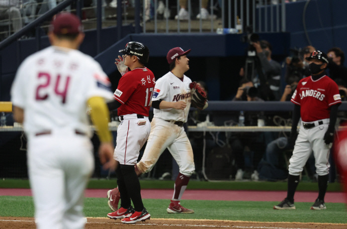 SSG 랜더스, KS 4차전 3-6 패배...시리즈 2-2 동률