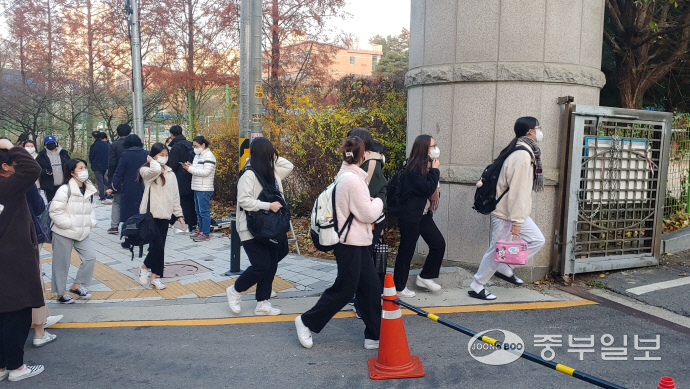 따뜻한 응원 속 마무리된 수능…수험생들 "얼른 쉬고 싶다"