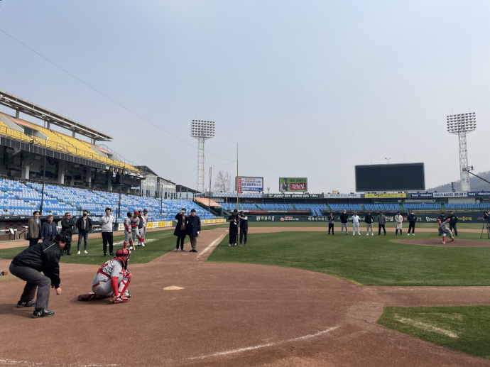 KBSA 2023 신세계 이마트배 전국고교야구대회 16강전부터 로봇심판 전격 도입 - 중부일보