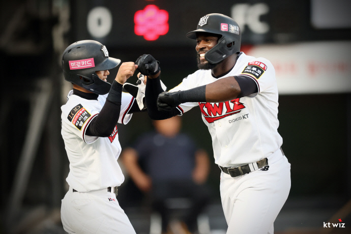 [프로야구 주간전망] NC에 3연승 7위 KT, 선두 LG 만난다...SSG 최정 8년 연속 20홈런 눈앞