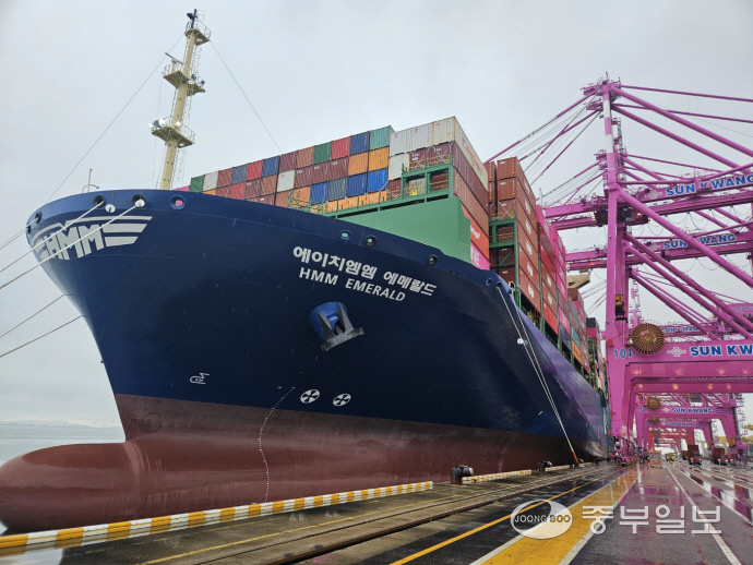 인천항 개항 이래 가장 큰 '1만4000TEU급 화물선' 입항
