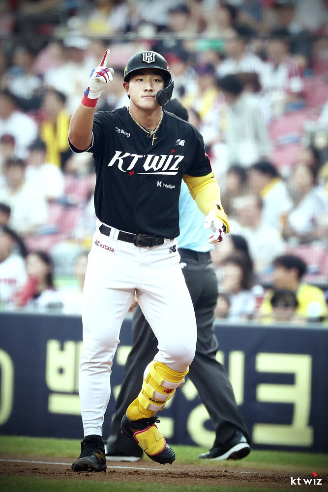 KT 위즈 안현민, 고영표와 함께 7월 MVP 후보로 선정