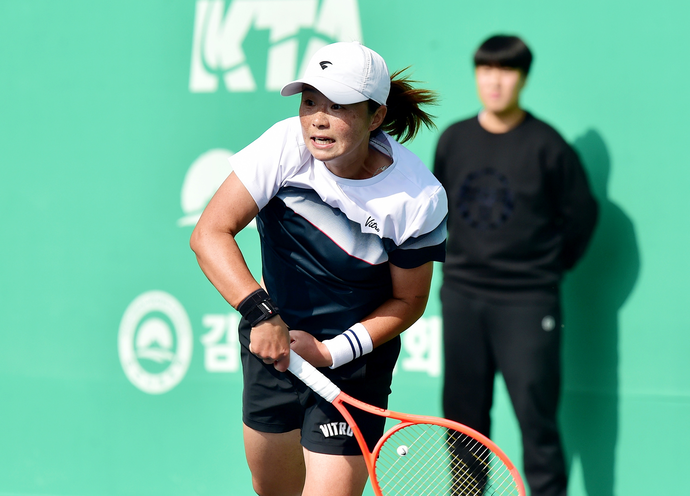 수원시청 김나리, 한국테니스선수권 사상 첫 3관왕 영예 - 중부일보